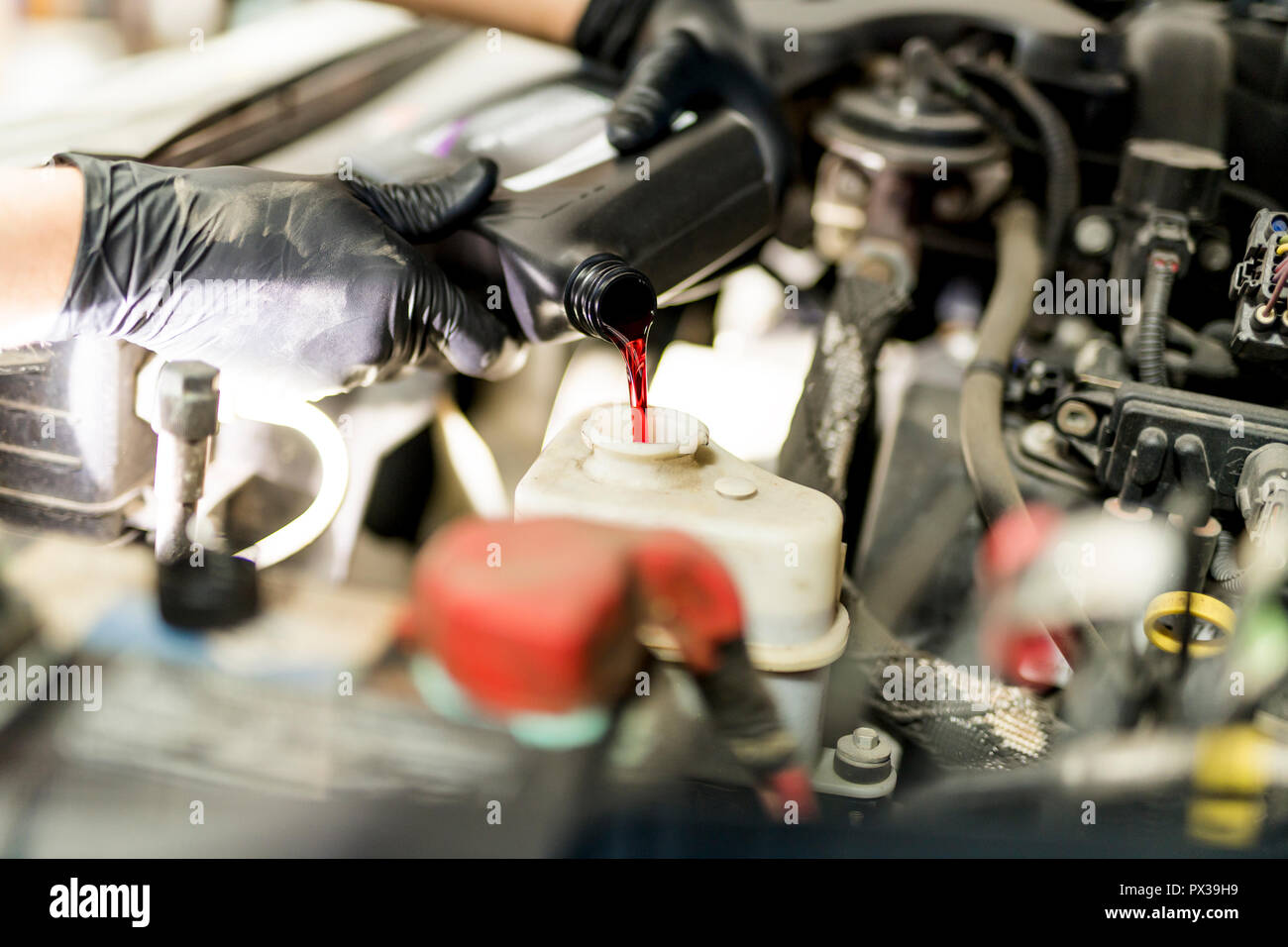 Oil change hi-res stock photography and images - Alamy