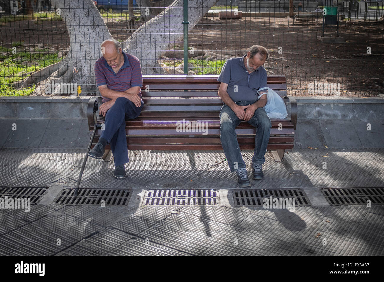 Two men sleeping on bench hi-res stock photography and images - Alamy