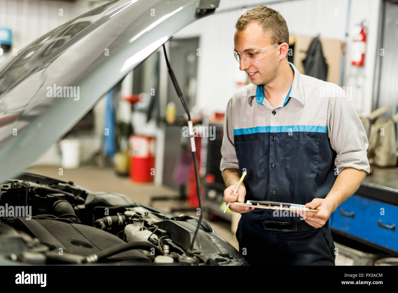 Mechanic job hi-res stock photography and images - Alamy