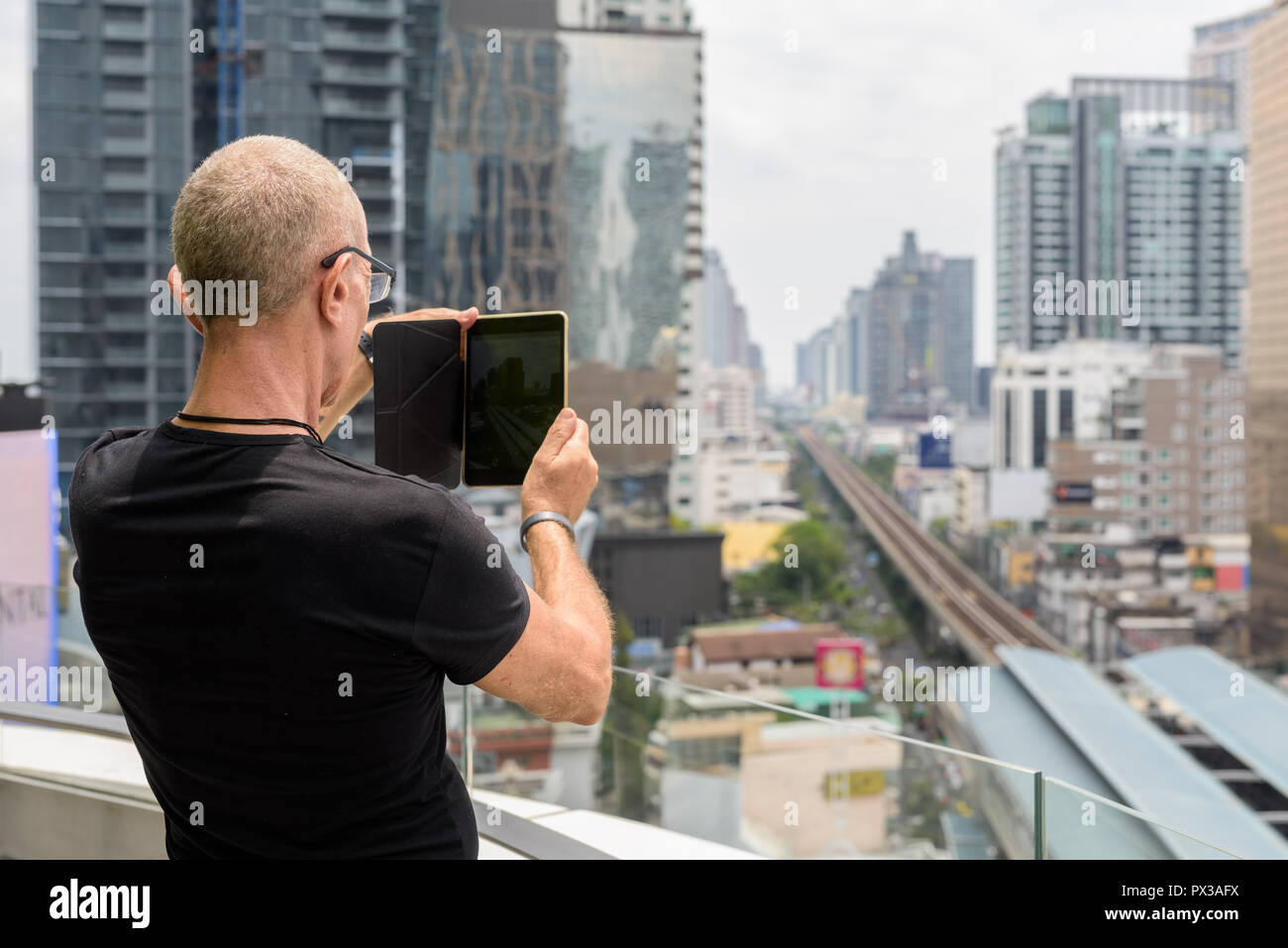 Back view tourist taking picture hi-res stock photography and images ...