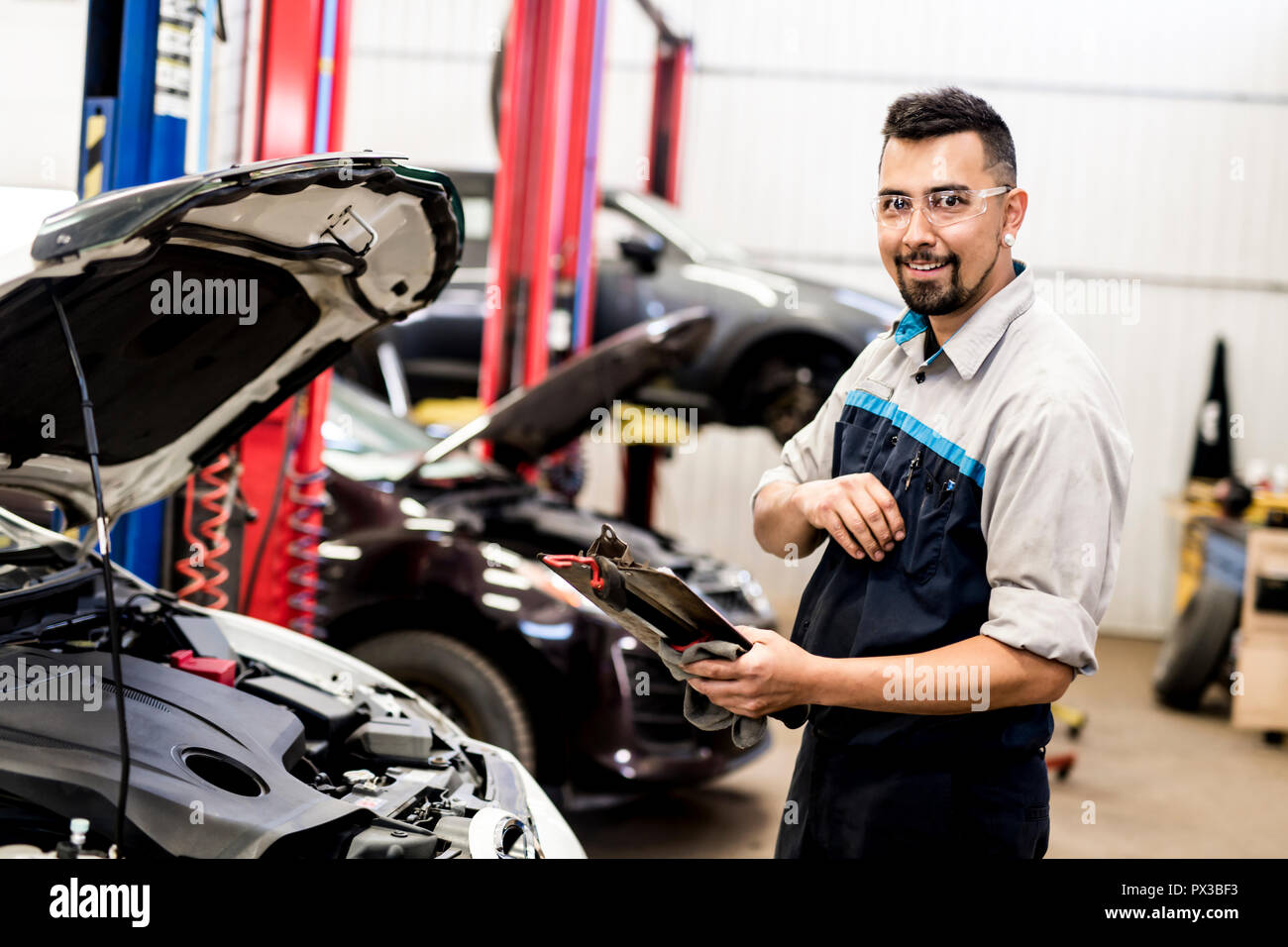 Mechanic job hi-res stock photography and images - Alamy