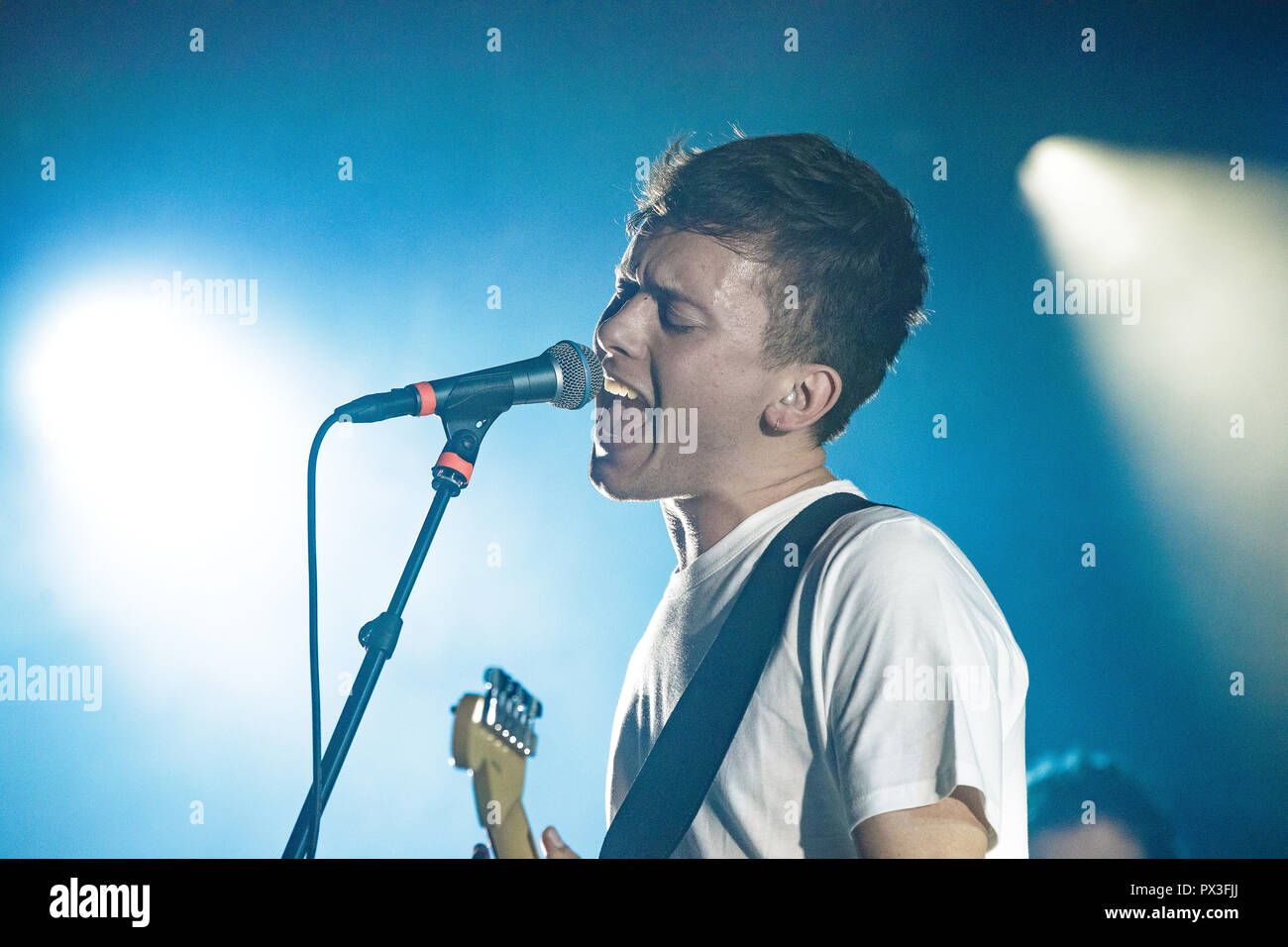 Ten tonnes singer hi-res stock photography and images - Alamy