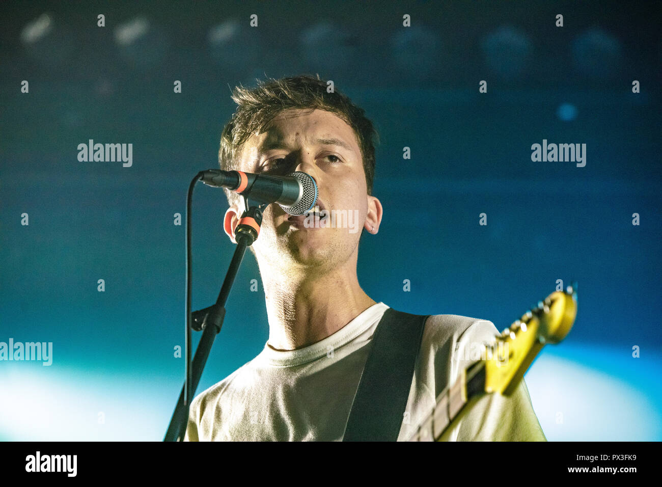 Ten tonnes singer hi-res stock photography and images - Alamy