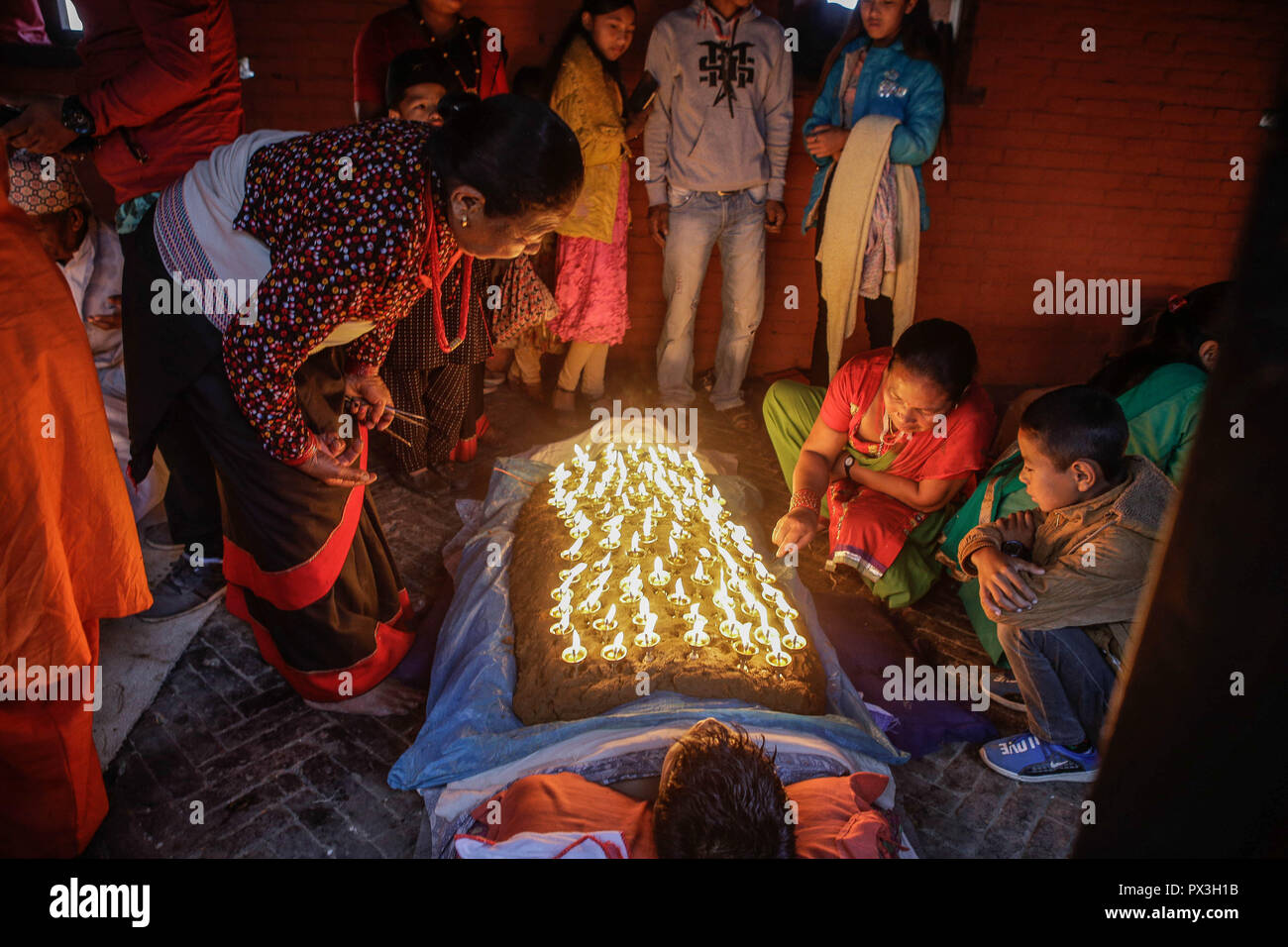 Bhaktapur, Nepal. 19th Oct, 2018. A devotee lit oil lamp on his body as ...