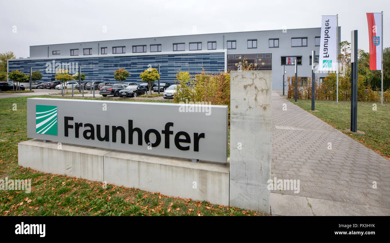 Erfurt, Germany. 19th Oct, 2018. Flags are flying in front of the ...