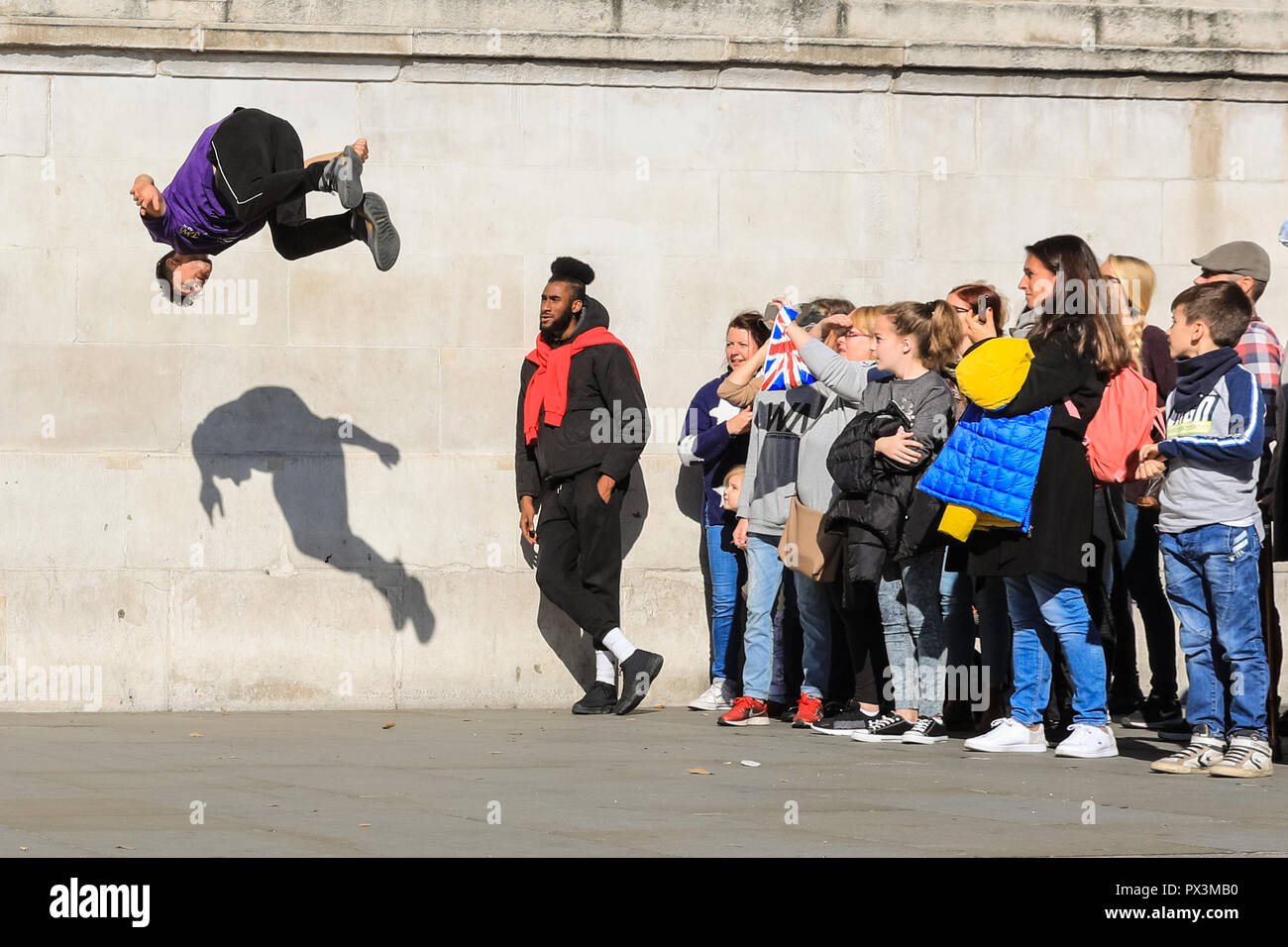 Trafalgar Square, London, UK, 19th Oct 2018. A street performance group ...