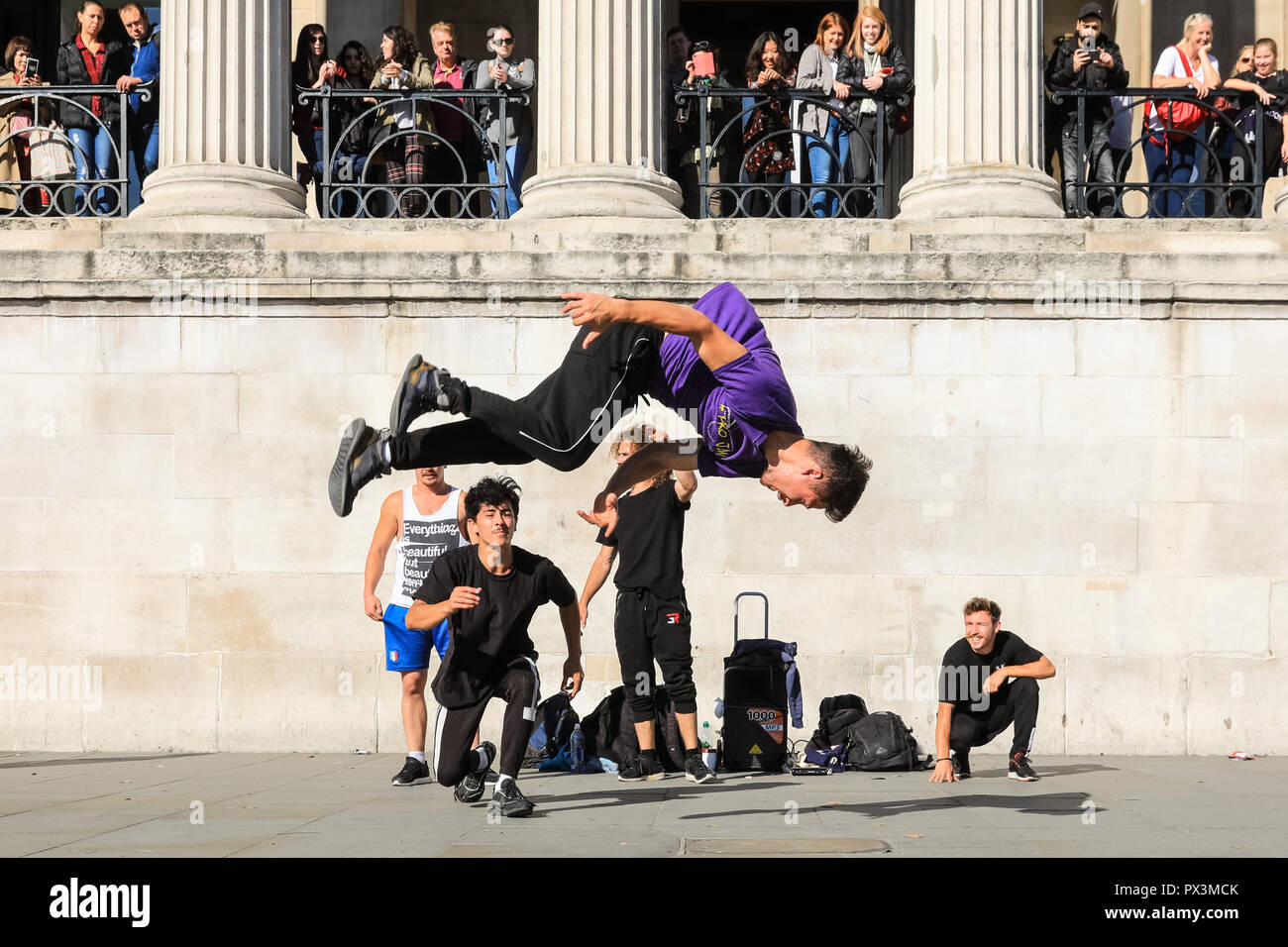 London street acrobats hi-res stock photography and images - Alamy