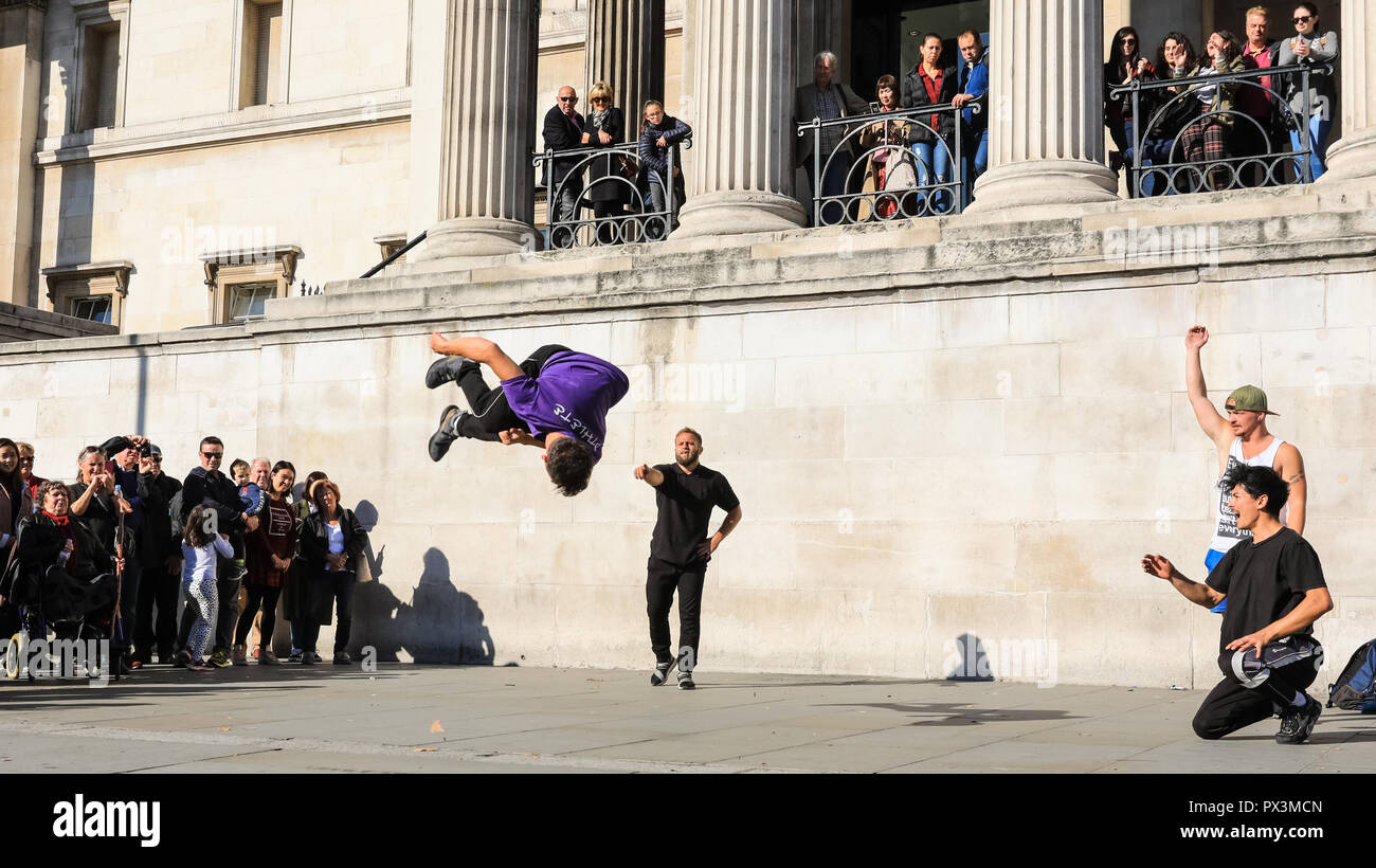 Trafalgar Square, London, UK, 19th Oct 2018. A street performance group ...