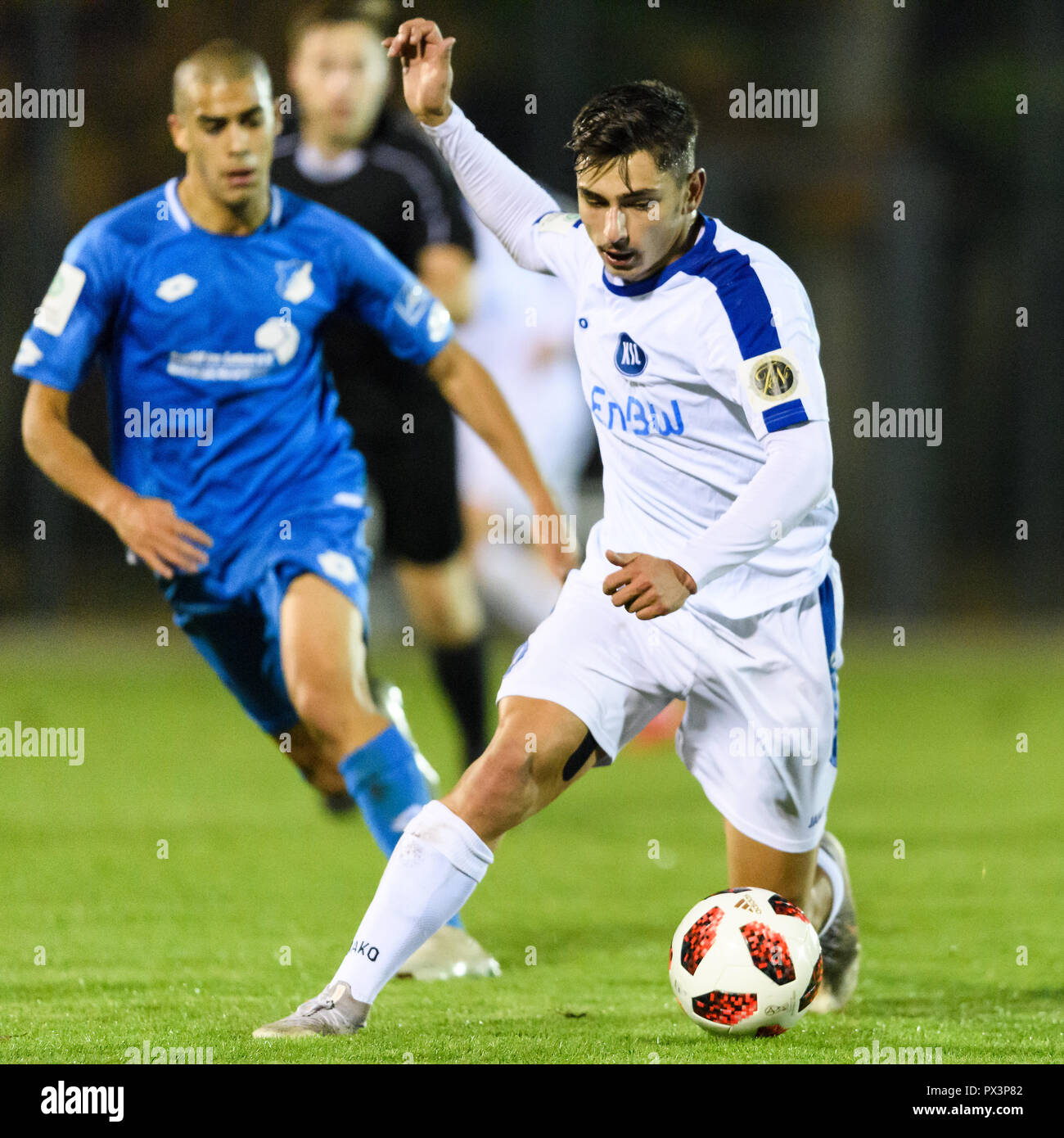 Karlsruhe, Deutschland. 19th Oct, 2018. Malik Batmaz (KSC) duels with ...