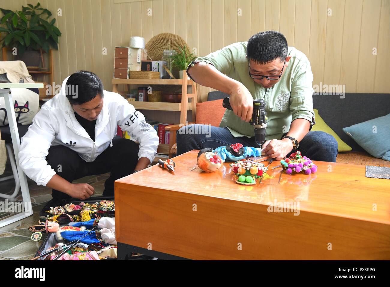 (181019) -- DONGSHAN, Oct. 19, 2018 (Xinhua) -- Chen Yinlong (R) makes ...