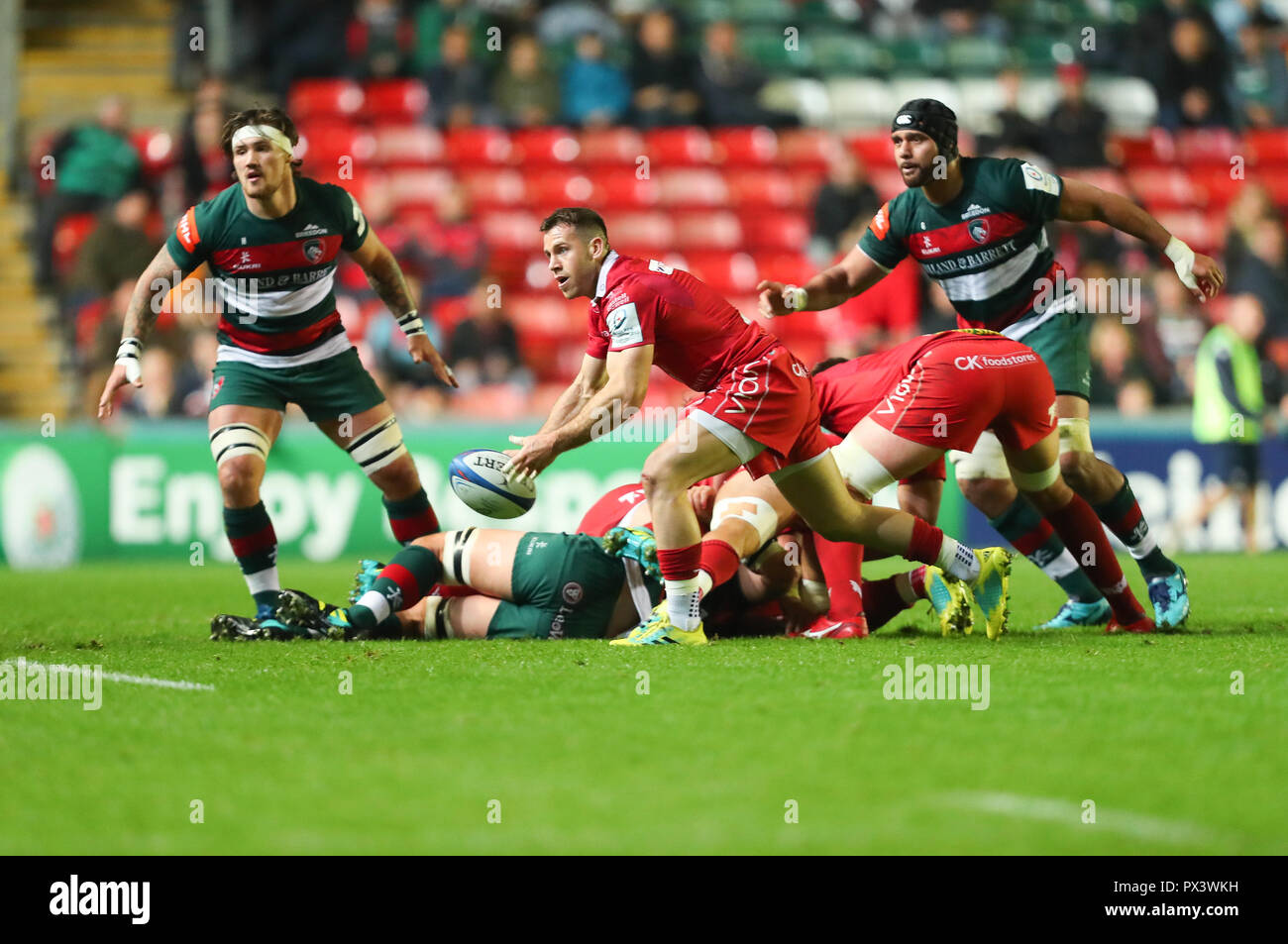 Scrum half passing ball hi-res stock photography and images - Alamy