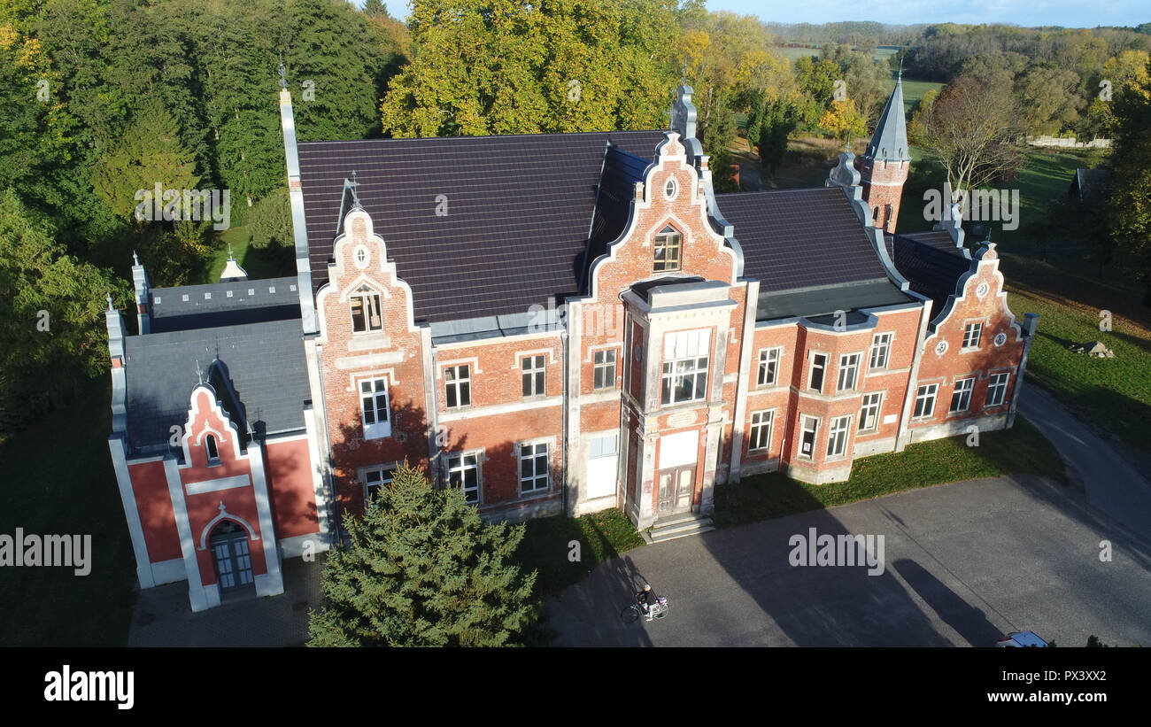 19 October 2018, Mecklenburg-Western Pomerania, Parow: The manor house ...