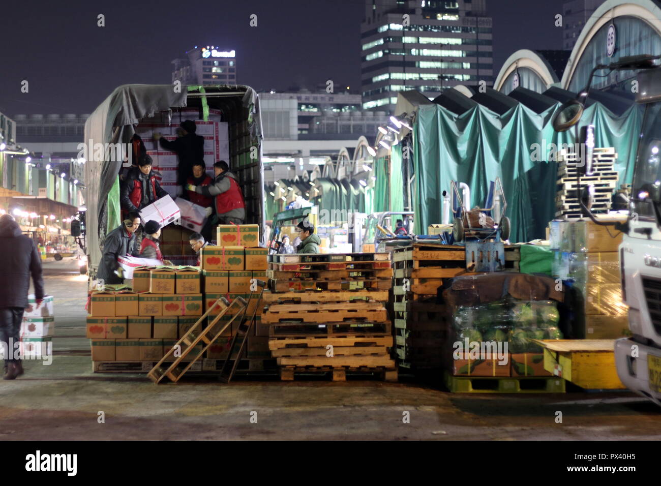 Seoul night market hi-res stock photography and images - Alamy