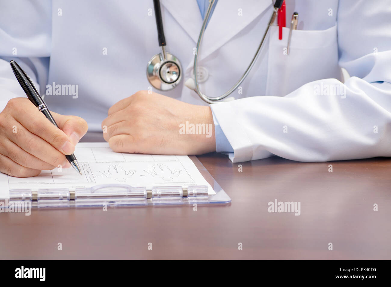 Doctor writing chart report hi-res stock photography and images - Alamy
