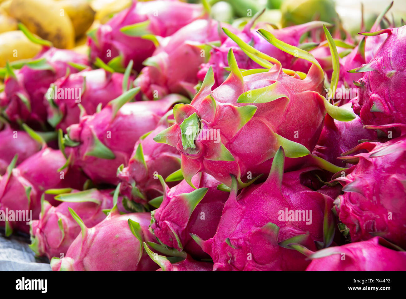 Dragon fruit on market stand hi-res stock photography and images - Alamy