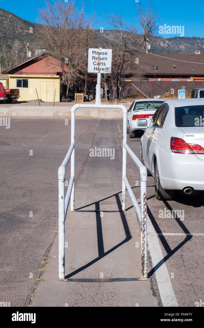 Return trolley hi-res stock photography and images - Alamy