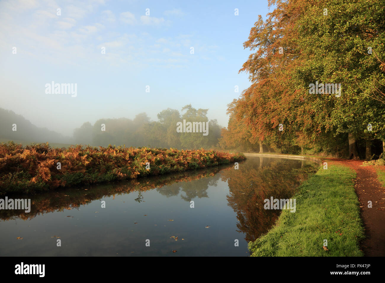 Autumn colours along the Staffordshire and Worcestershire canal near ...