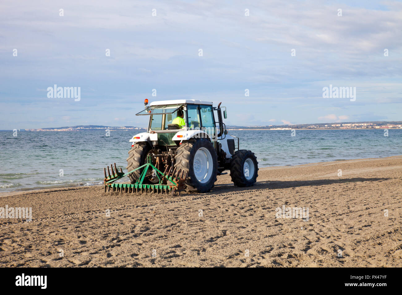 Beach Cleaning Rake Stock Photos & Beach Cleaning Rake Stock Images - Alamy