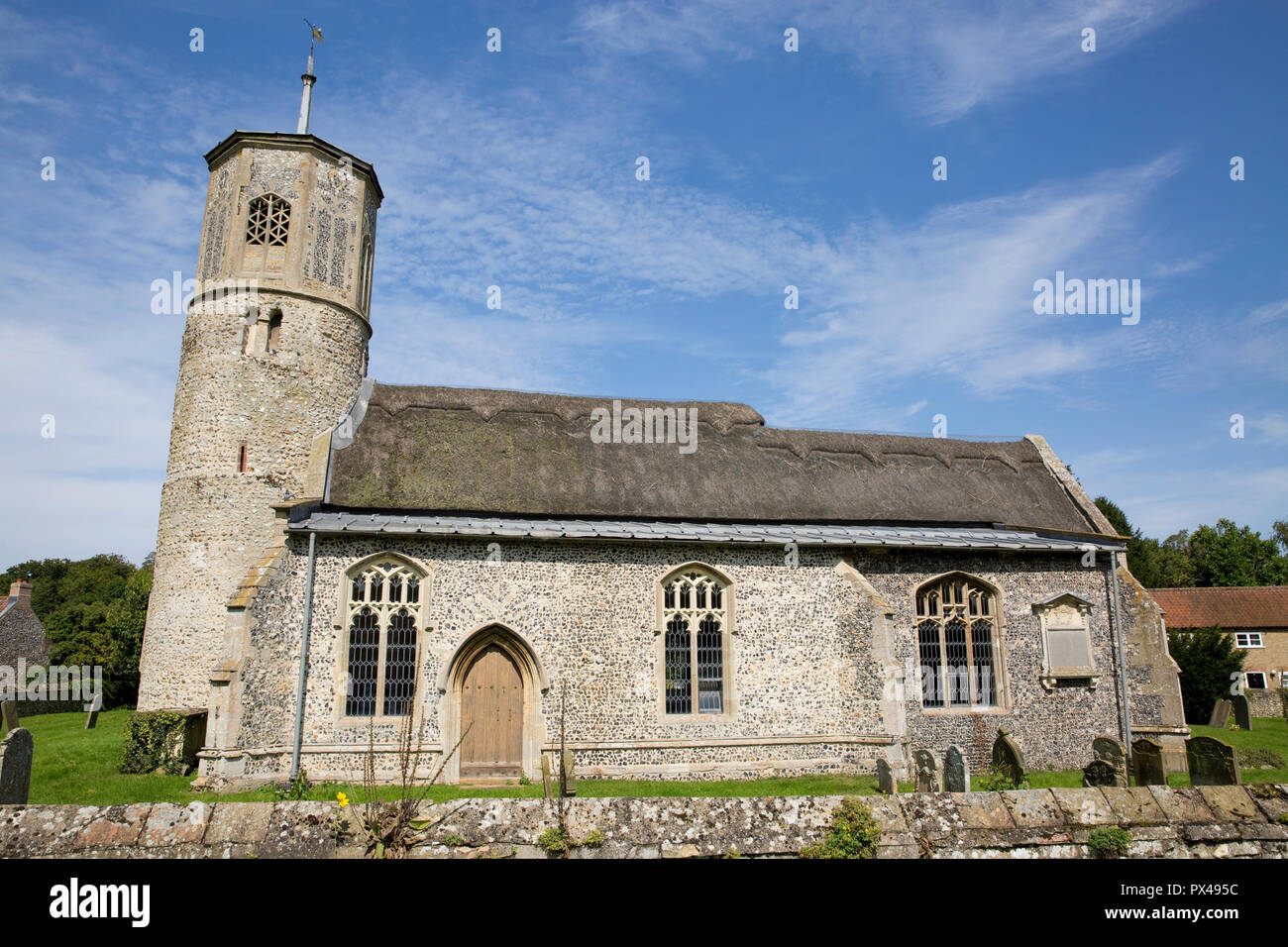 Round thatched roof building hi-res stock photography and images - Alamy