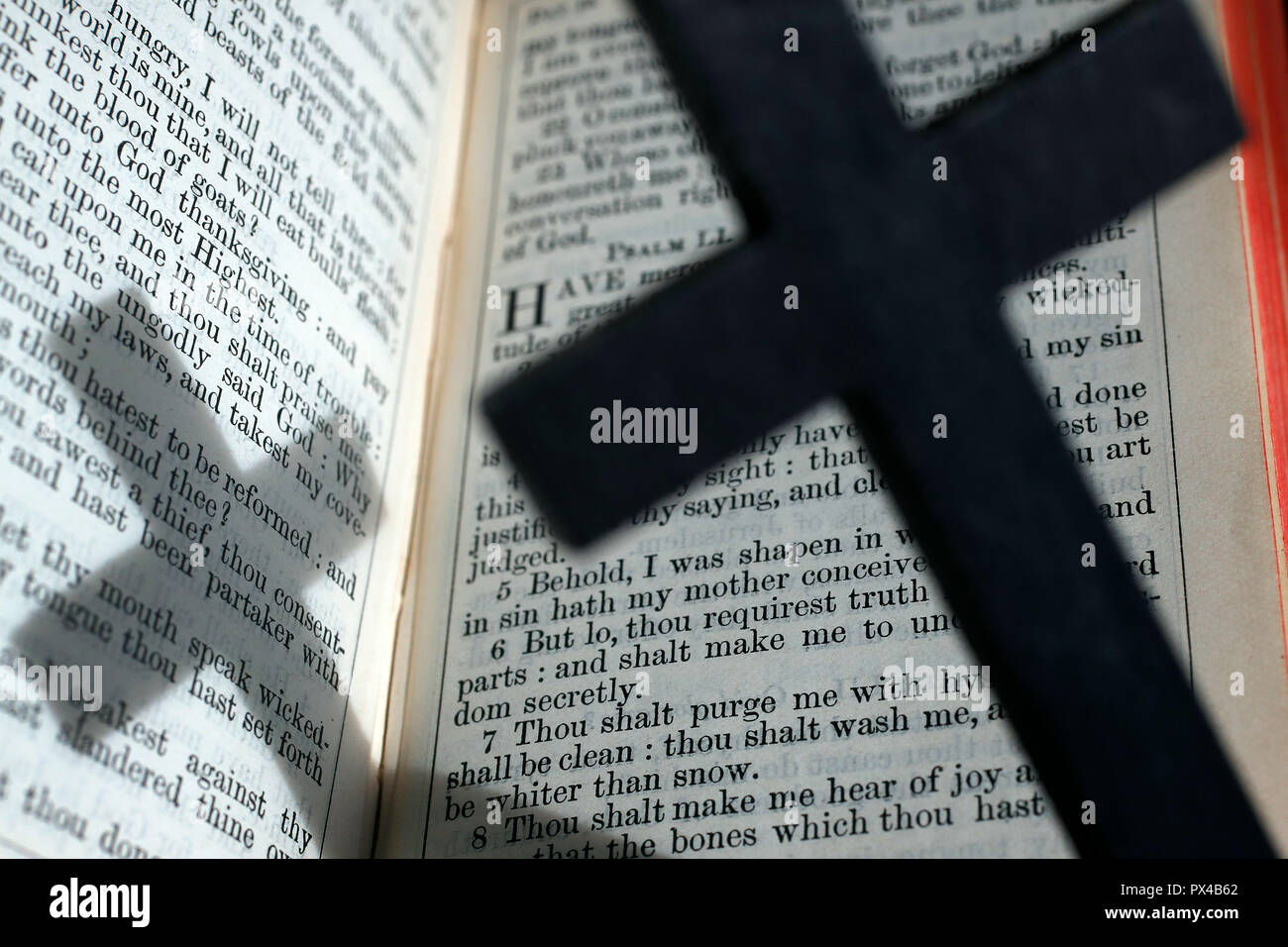 Holy bible and cross hi-res stock photography and images - Alamy