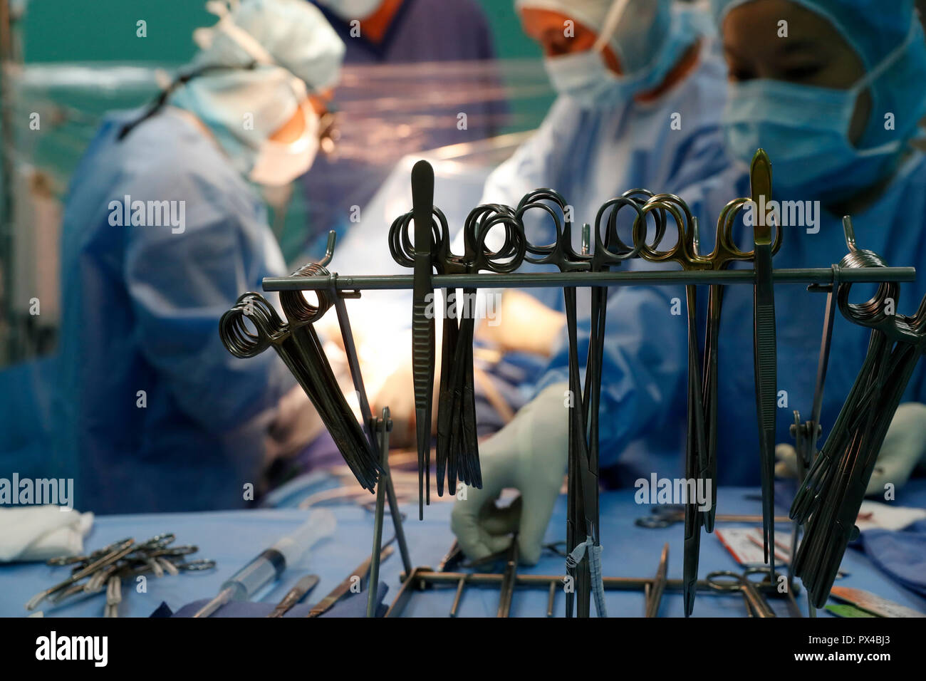 Doctor operating hospital hi-res stock photography and images - Alamy