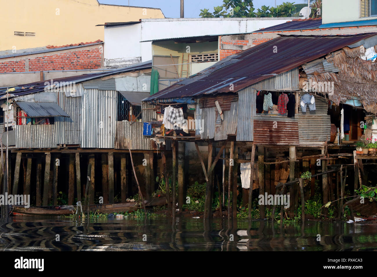 Mekong delta. Riverside houses. Cai Be. Vietnam Stock Photo - Alamy