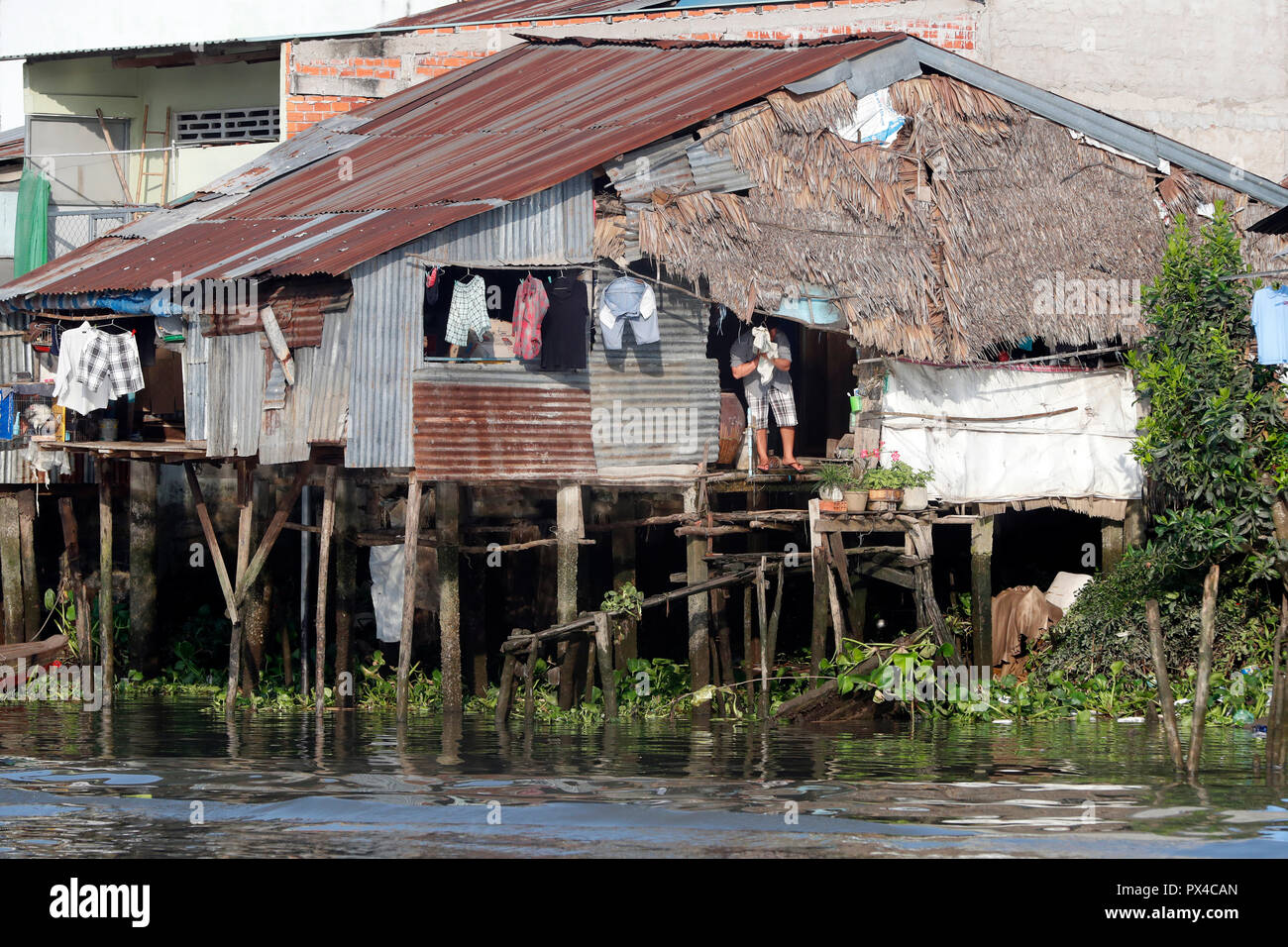 Mekong delta. Riverside houses. Cai Be. Vietnam Stock Photo - Alamy