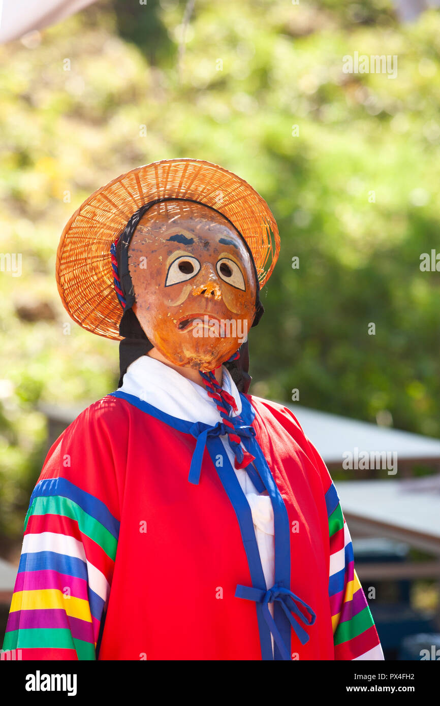 Traditional korean mask dance hi-res stock photography and images - Alamy