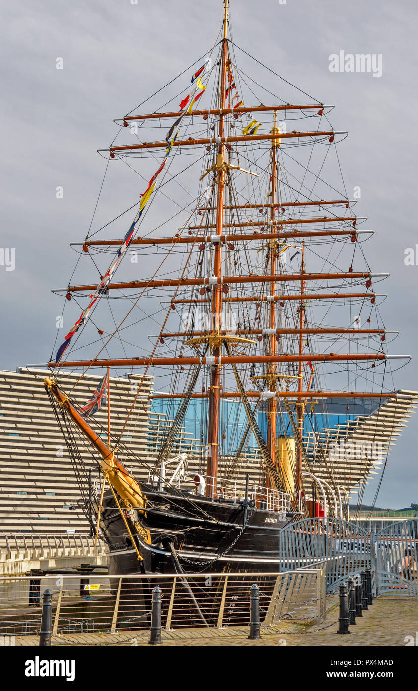 RSS DISCOVERY SHIP AT BERTH OUTSIDE THE V A DESIGN MUSEUM DUNDEE ...