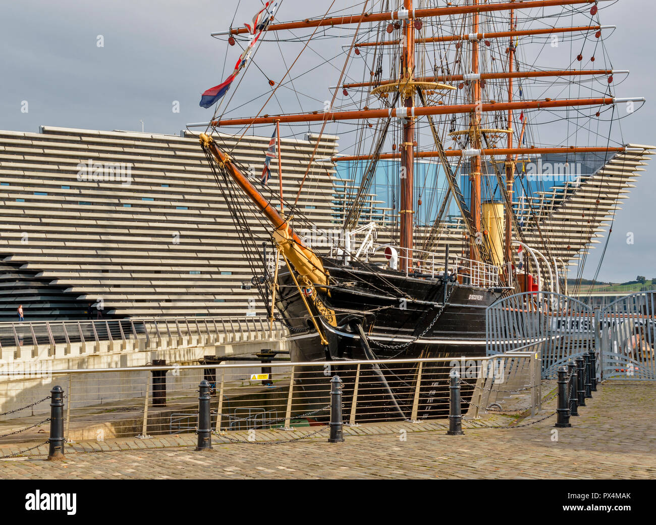 RSS DISCOVERY SHIP LYING AT BERTH OUTSIDE THE V A DESIGN MUSEUM DUNDEE ...