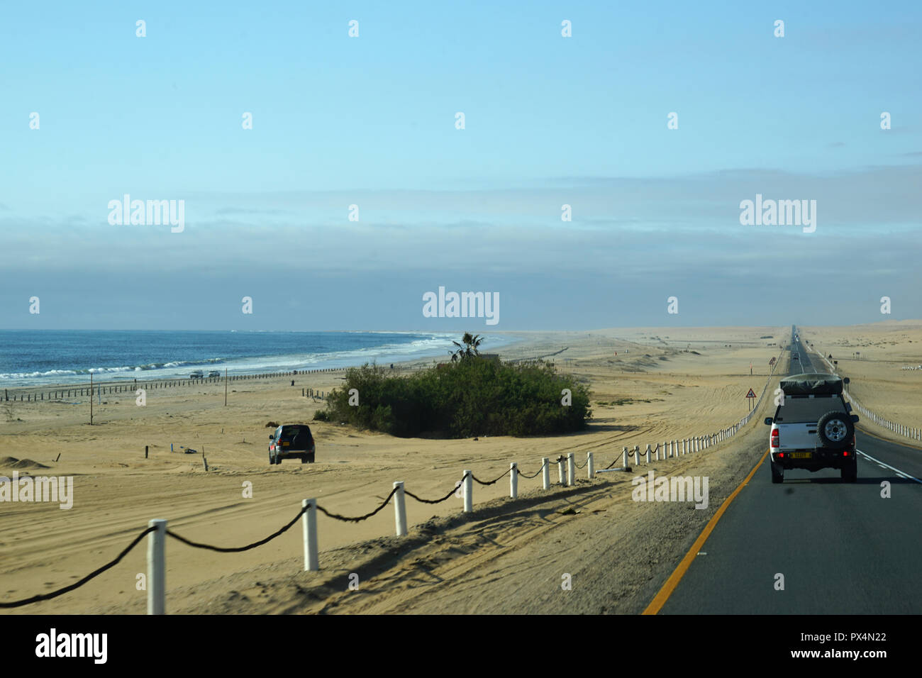 Straße B2 zwischen Walvis Bay und Swakopmund, Namibia, Afrika Stock ...