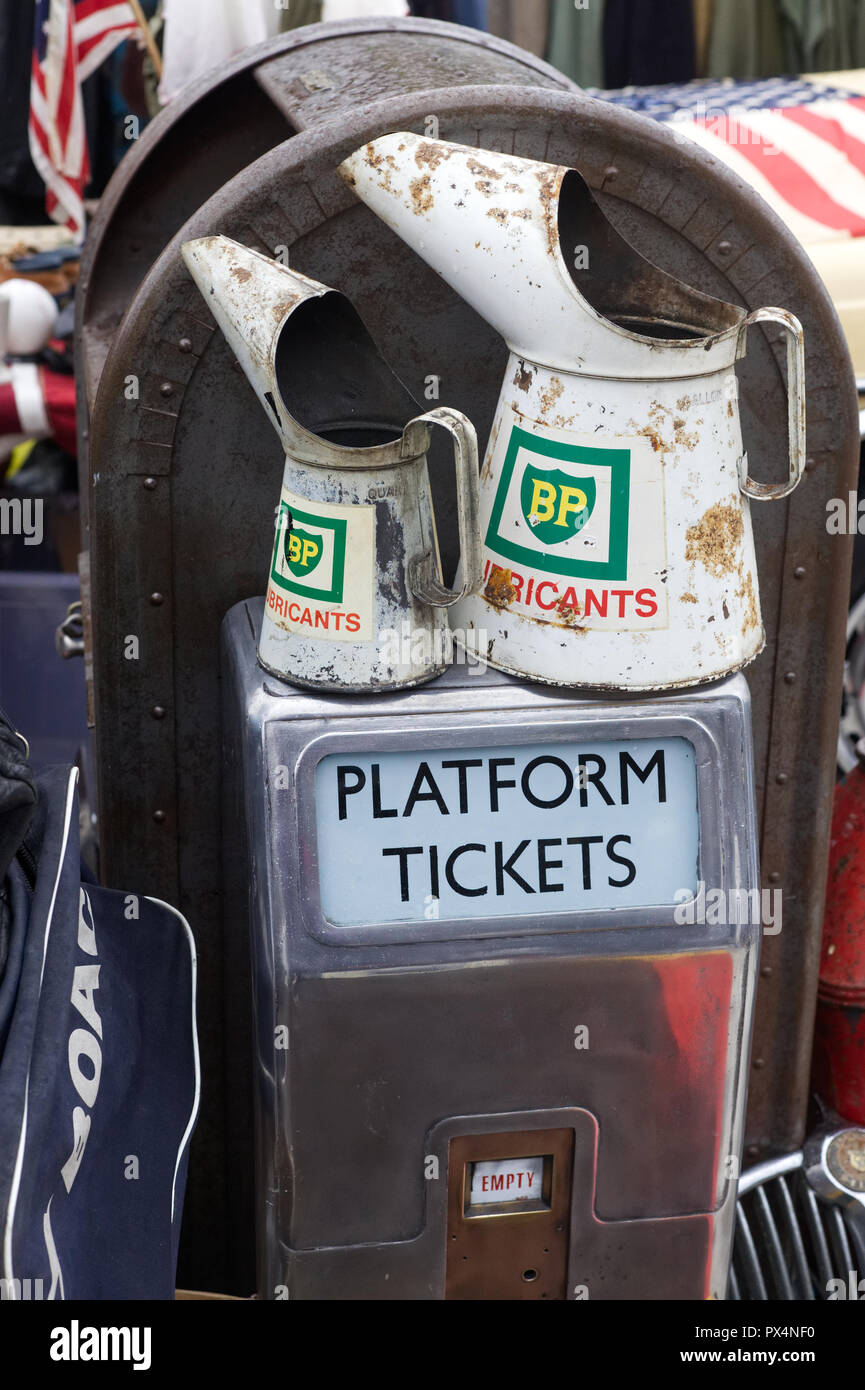 Platform ticket machine hi-res stock photography and images - Alamy