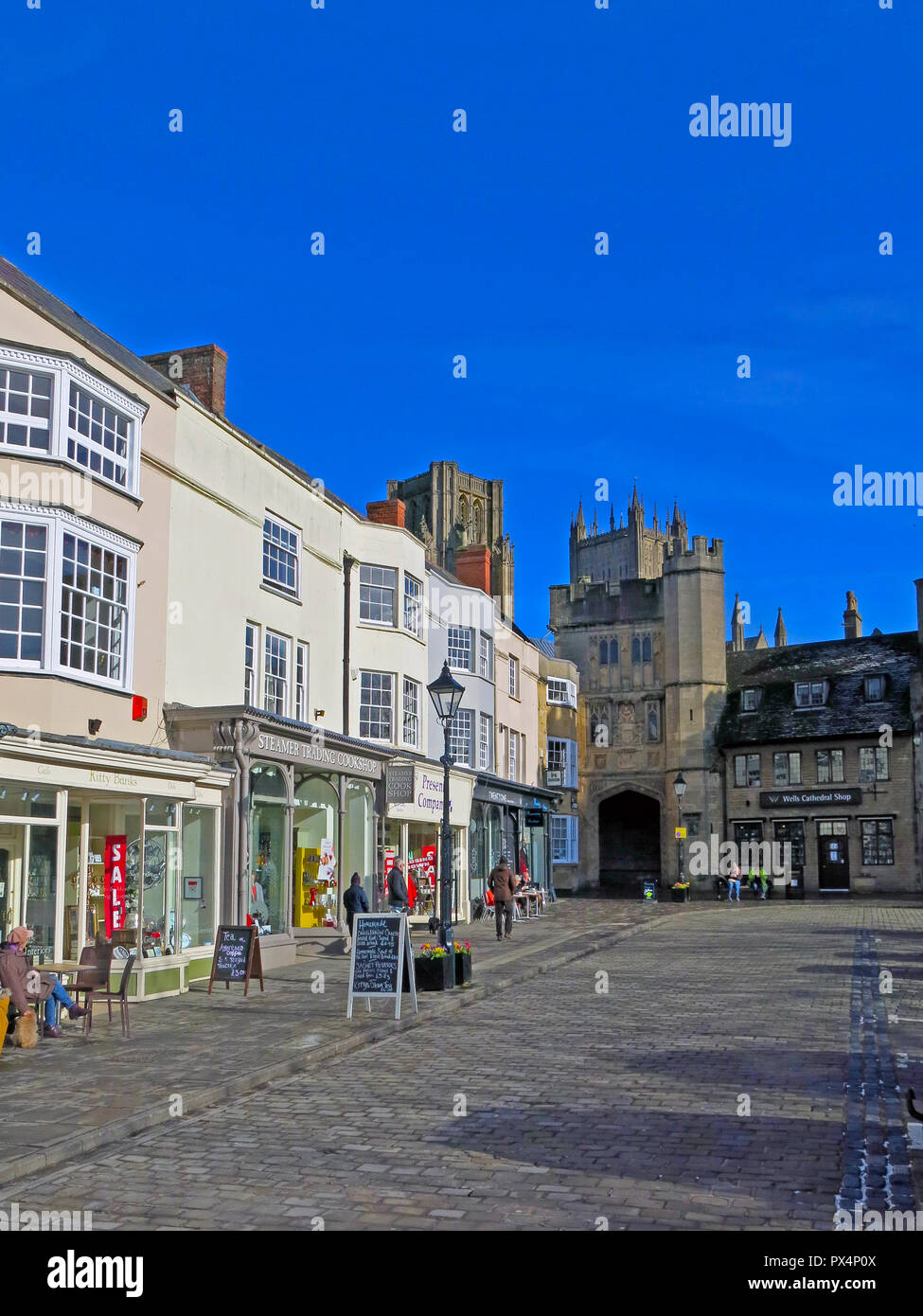Georgian archiecture and Pennyless Porch in the historic Market Square ...