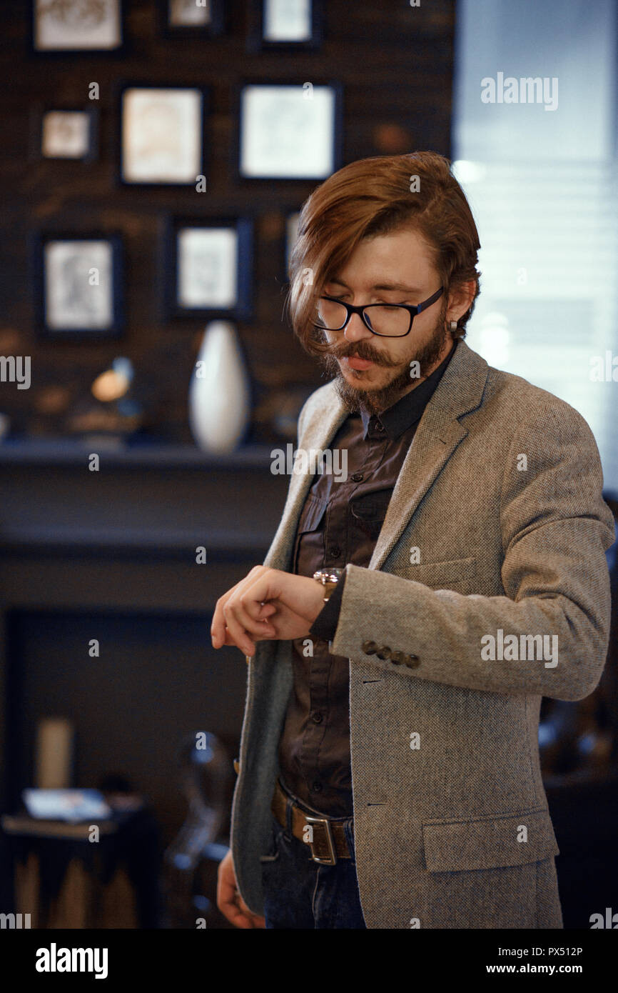 Man watching clock hi-res stock photography and images - Alamy