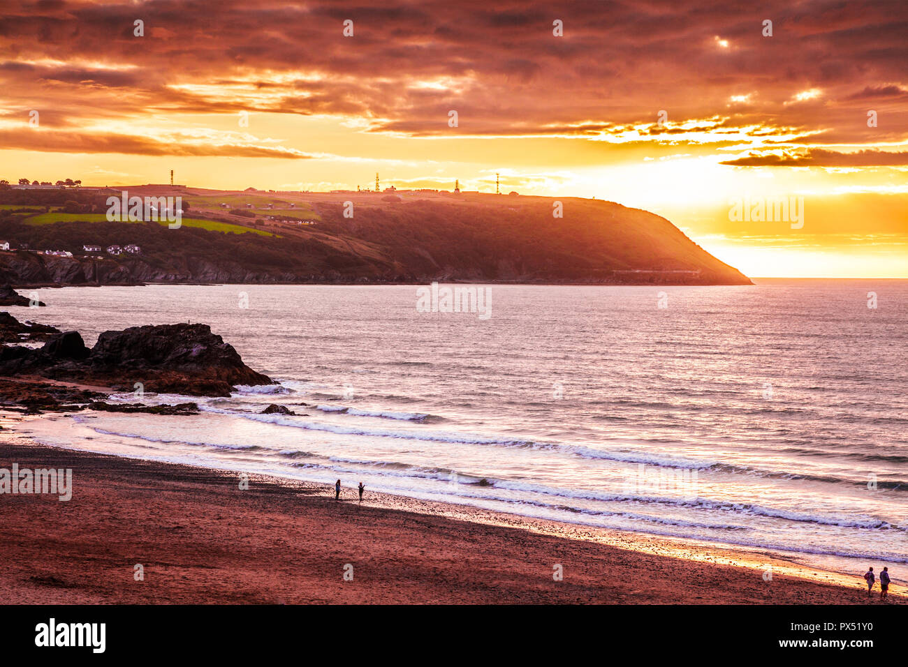 Uk sunset couple watching the sunset hi-res stock photography and ...