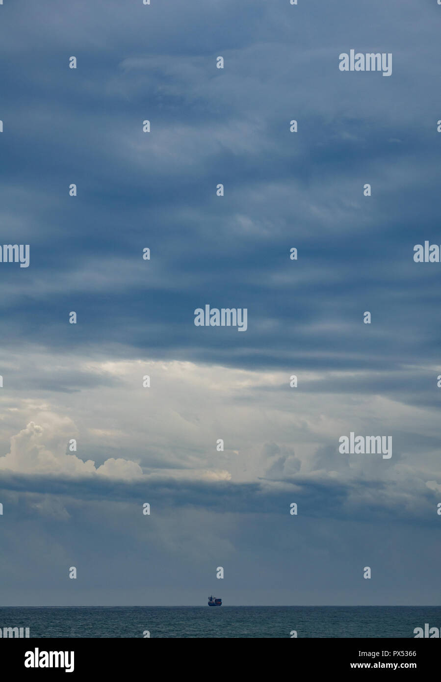 Horizon with ship hi-res stock photography and images - Alamy