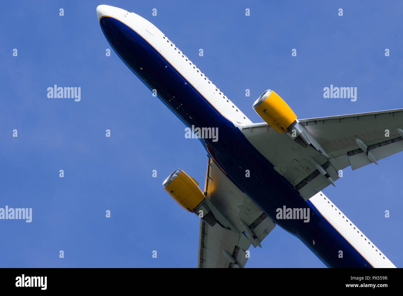 Airplane bottom hi-res stock photography and images - Alamy