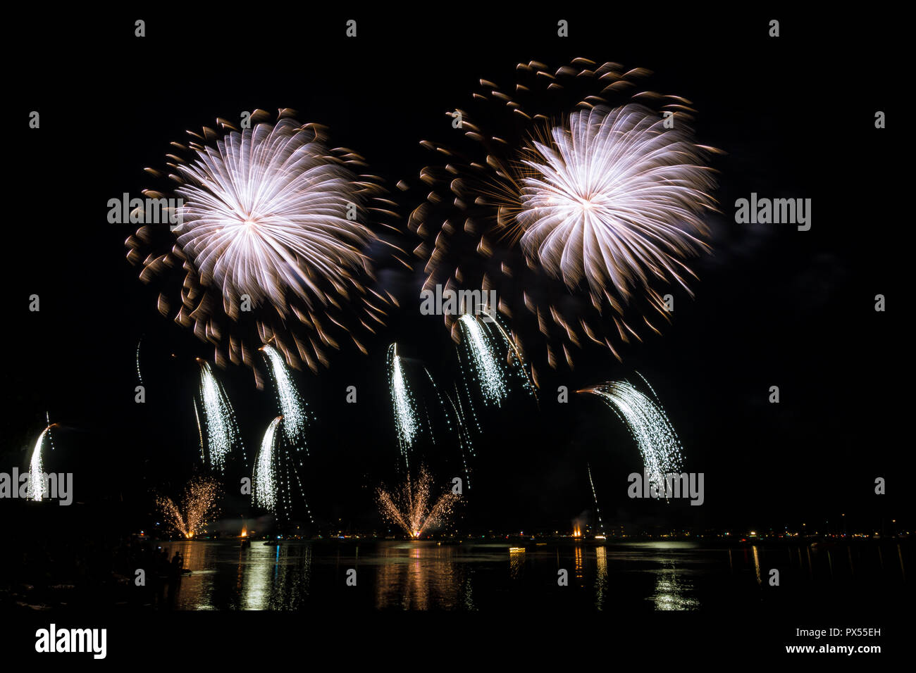 White fireworks hi-res stock photography and images - Alamy