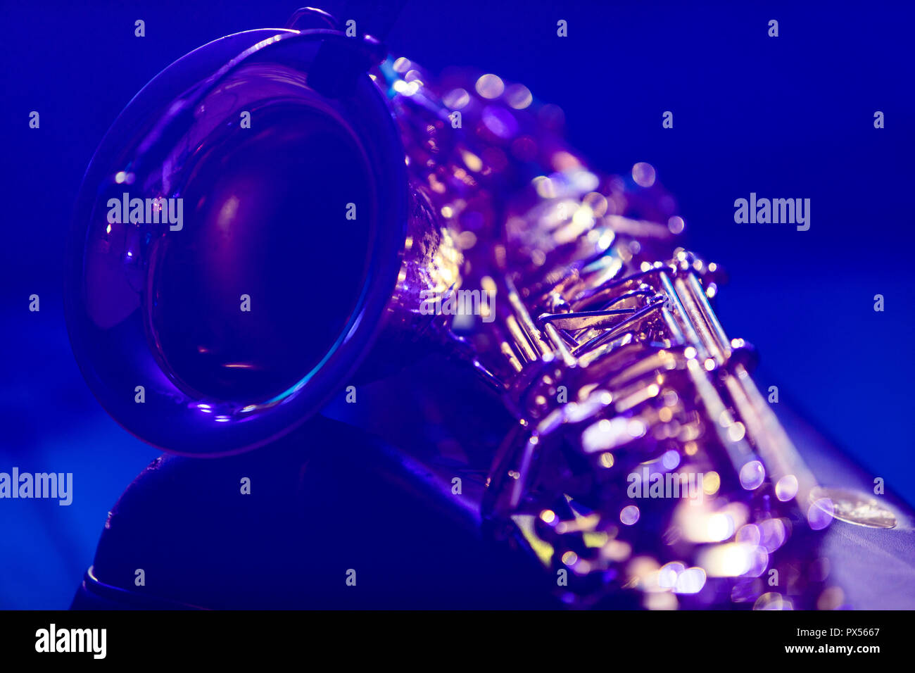 A saxophone illuminated by stage lights Stock Photo - Alamy