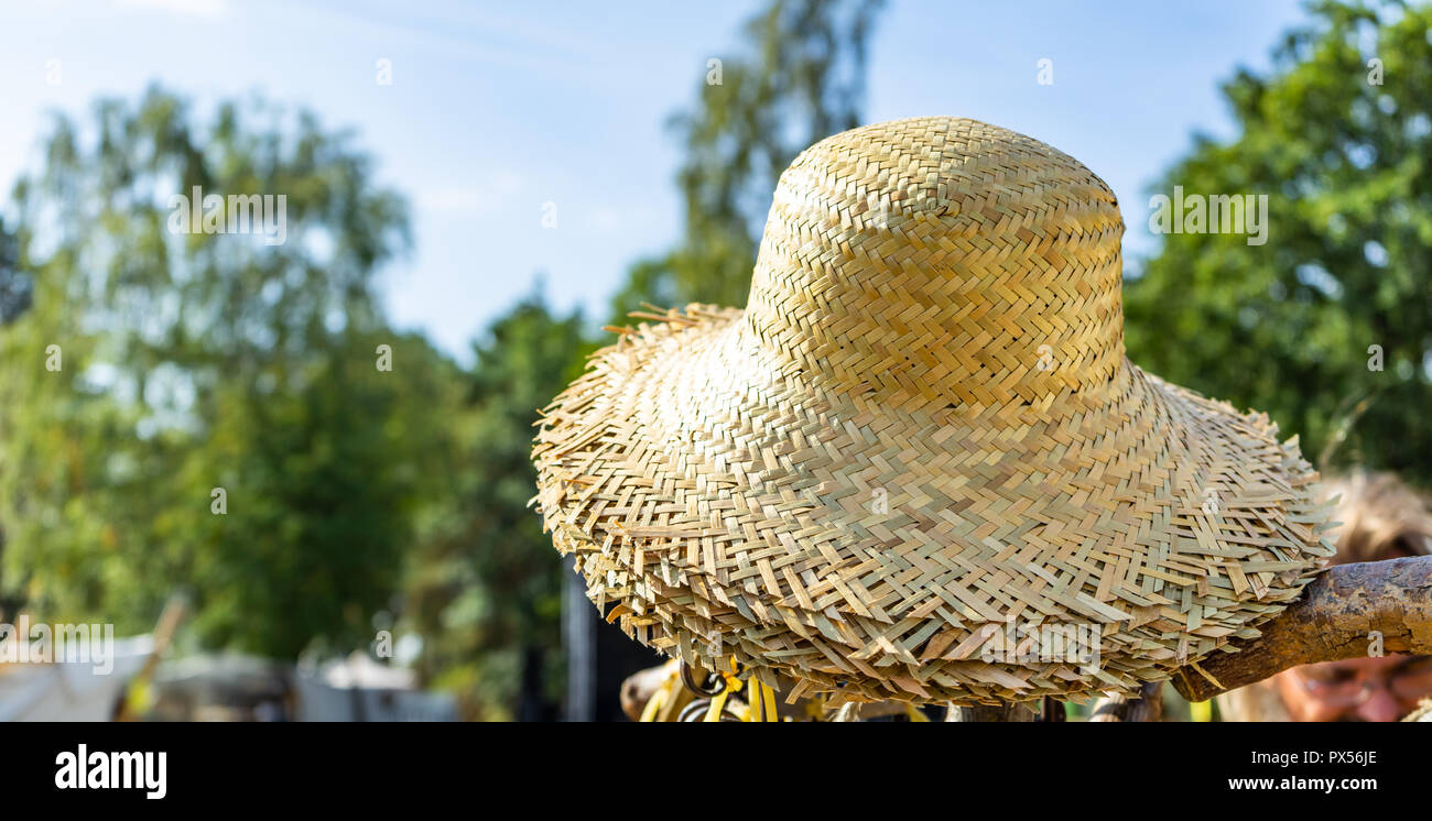 Pile straw hats market hi-res stock photography and images - Alamy