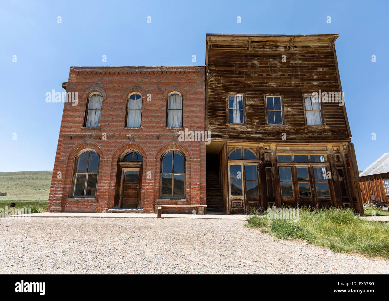 Two buildings next to each other hi-res stock photography and images ...