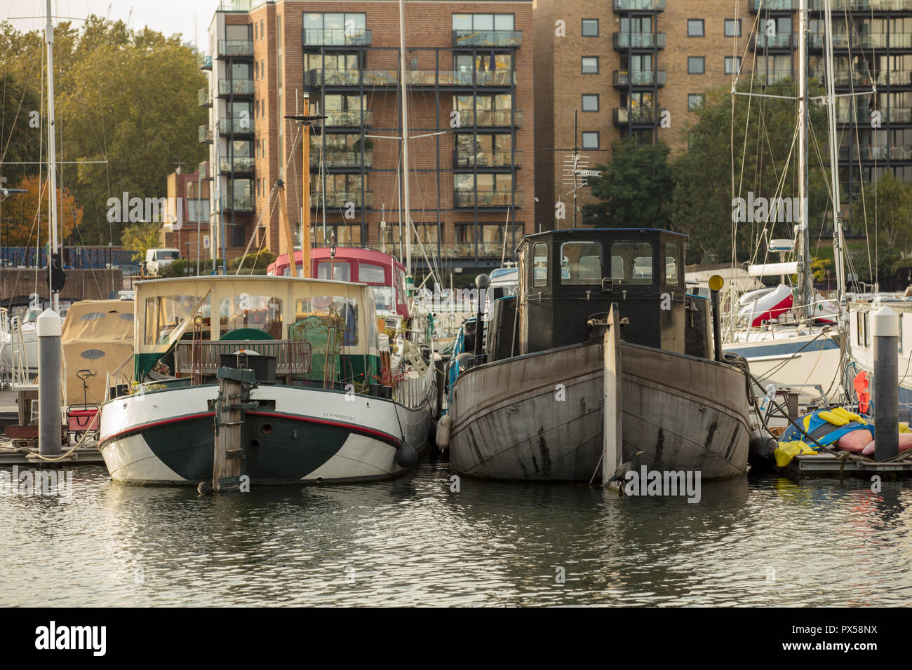 Limehouse marina and basin lock hi-res stock photography and images - Alamy