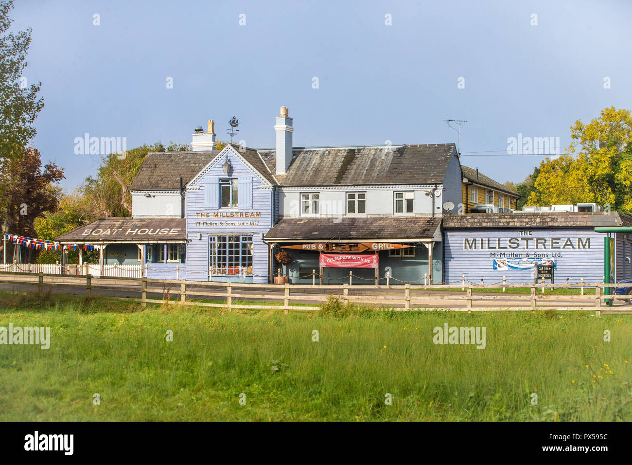 English country pub exterior hi-res stock photography and images - Alamy