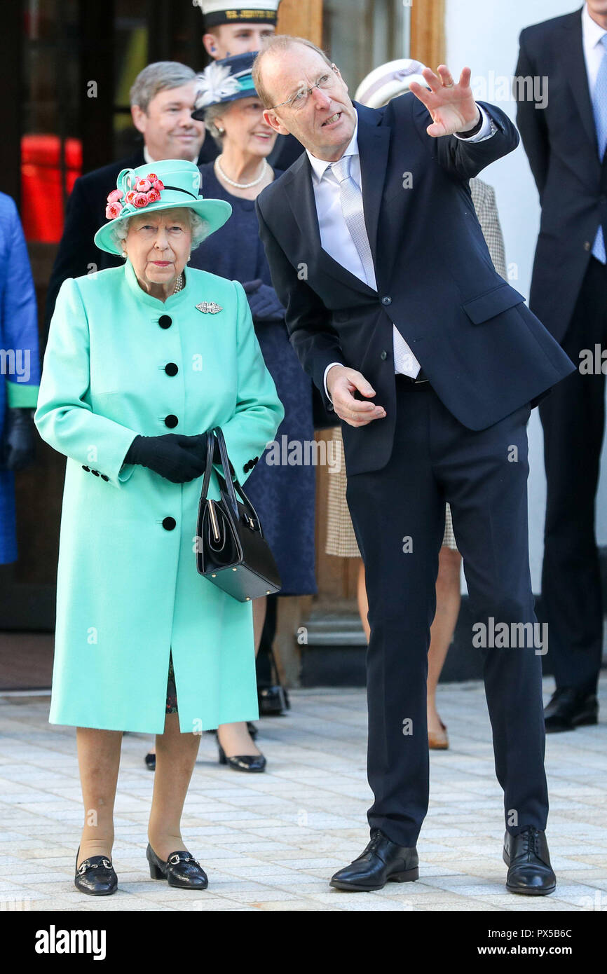 Queen Elizabeth II leaves The Bull public house during a visit to the ...