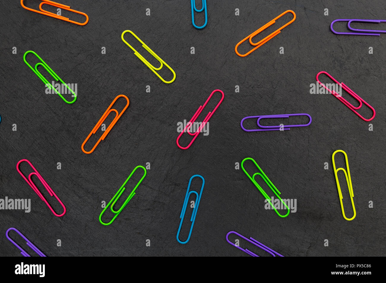 Purple and pink paperclips hi-res stock photography and images - Alamy