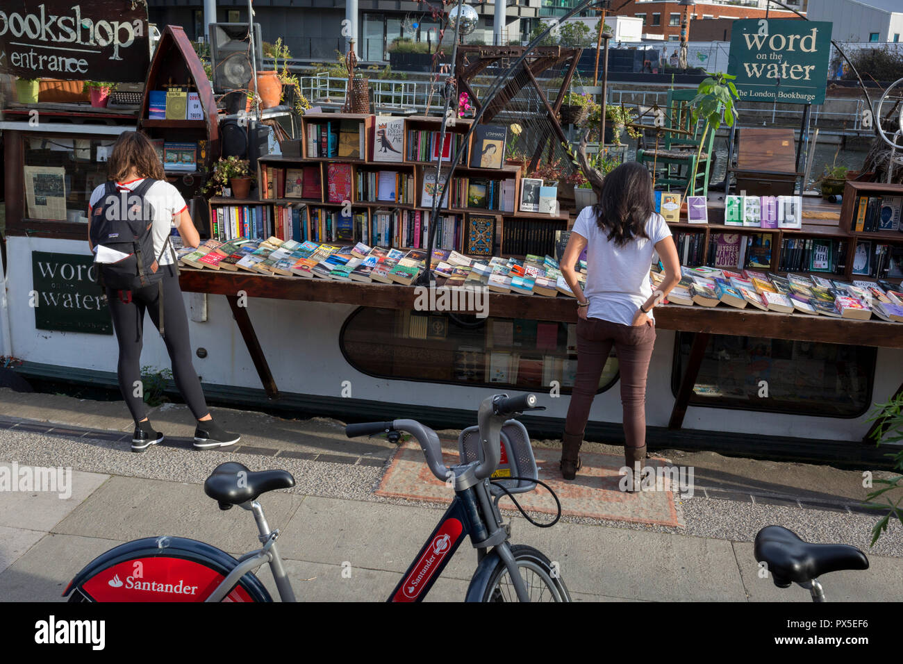 Floating bookshop High Resolution Stock Photography and Images - Alamy
