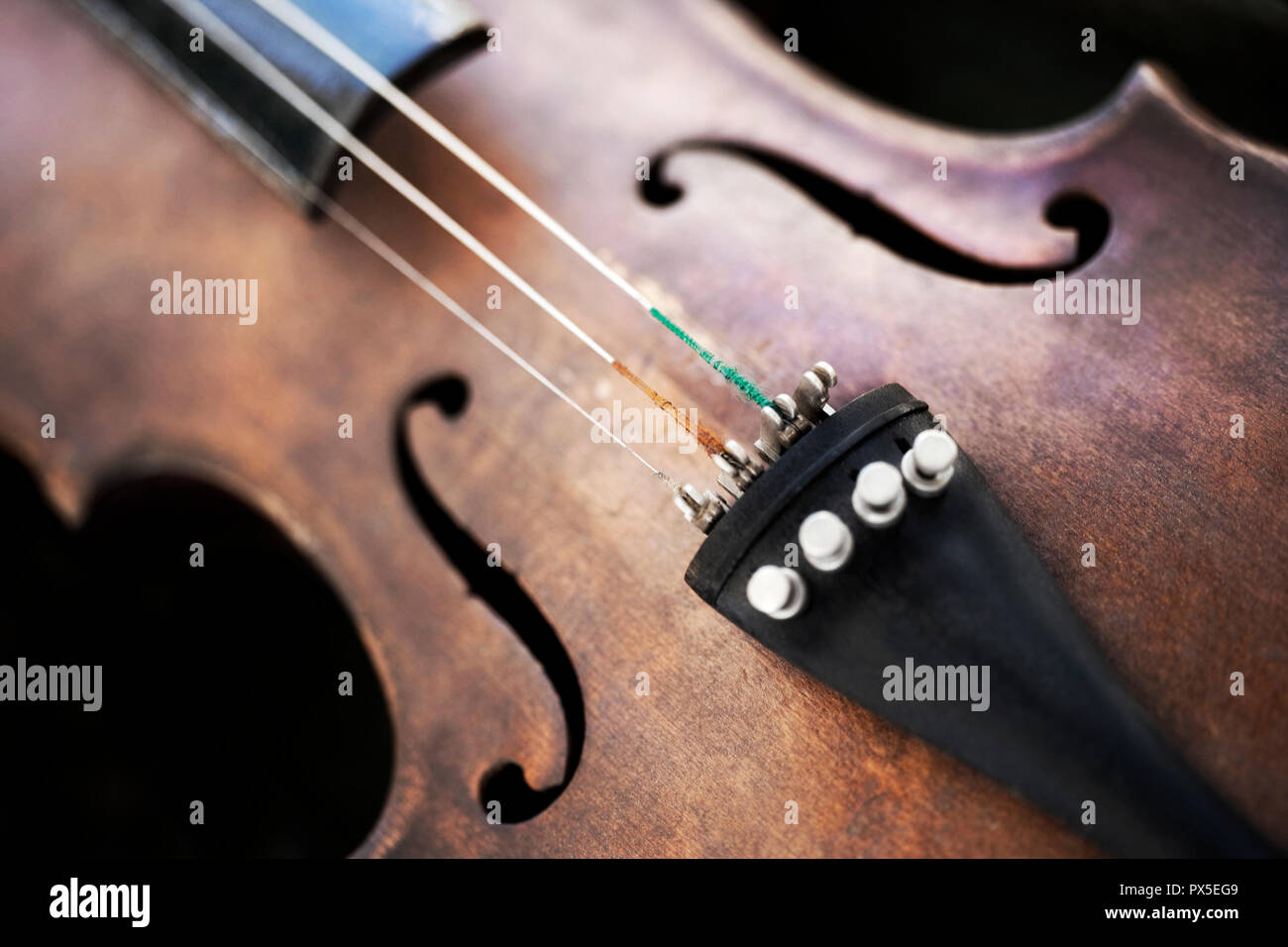 Old broken violin hi-res stock photography and images - Alamy