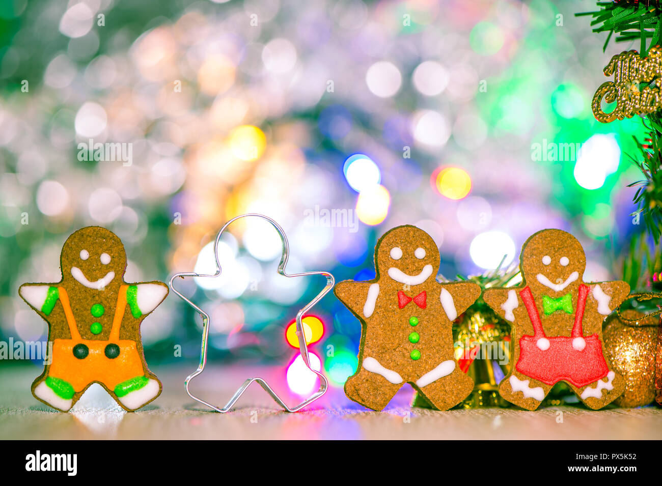Cute gingerbread man with christmas tree and blurry sparkle background ...