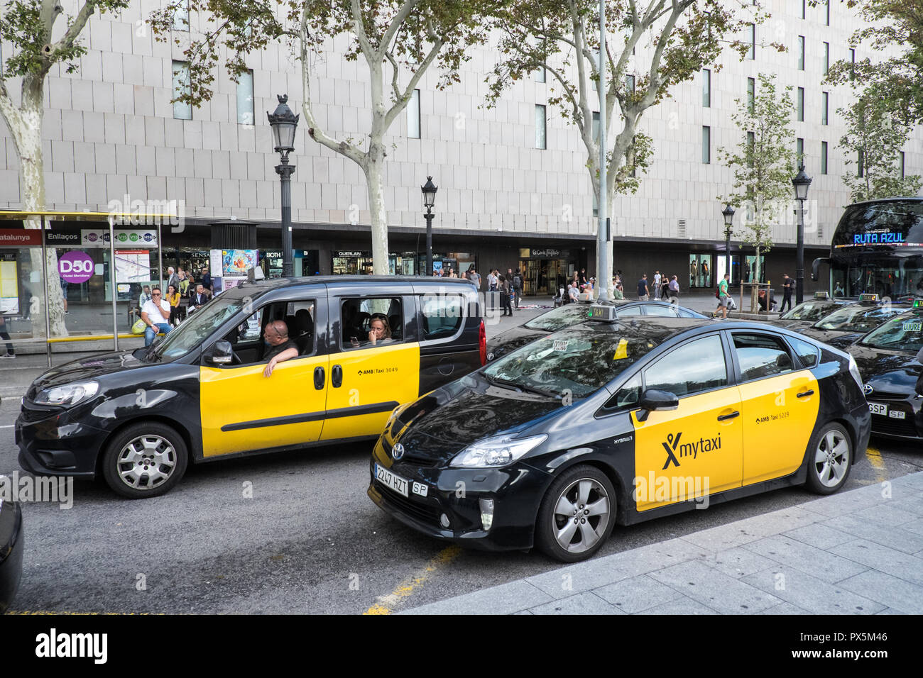 Bus de tours hi-res stock photography and images - Alamy
