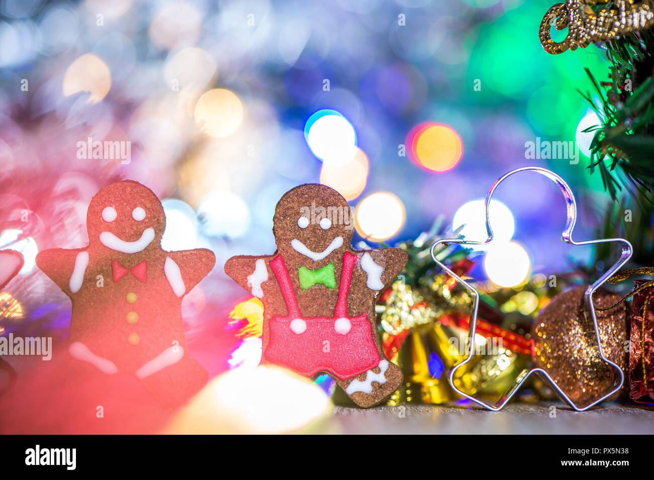 Cute gingerbread man with christmas tree and blurry sparkle background ...